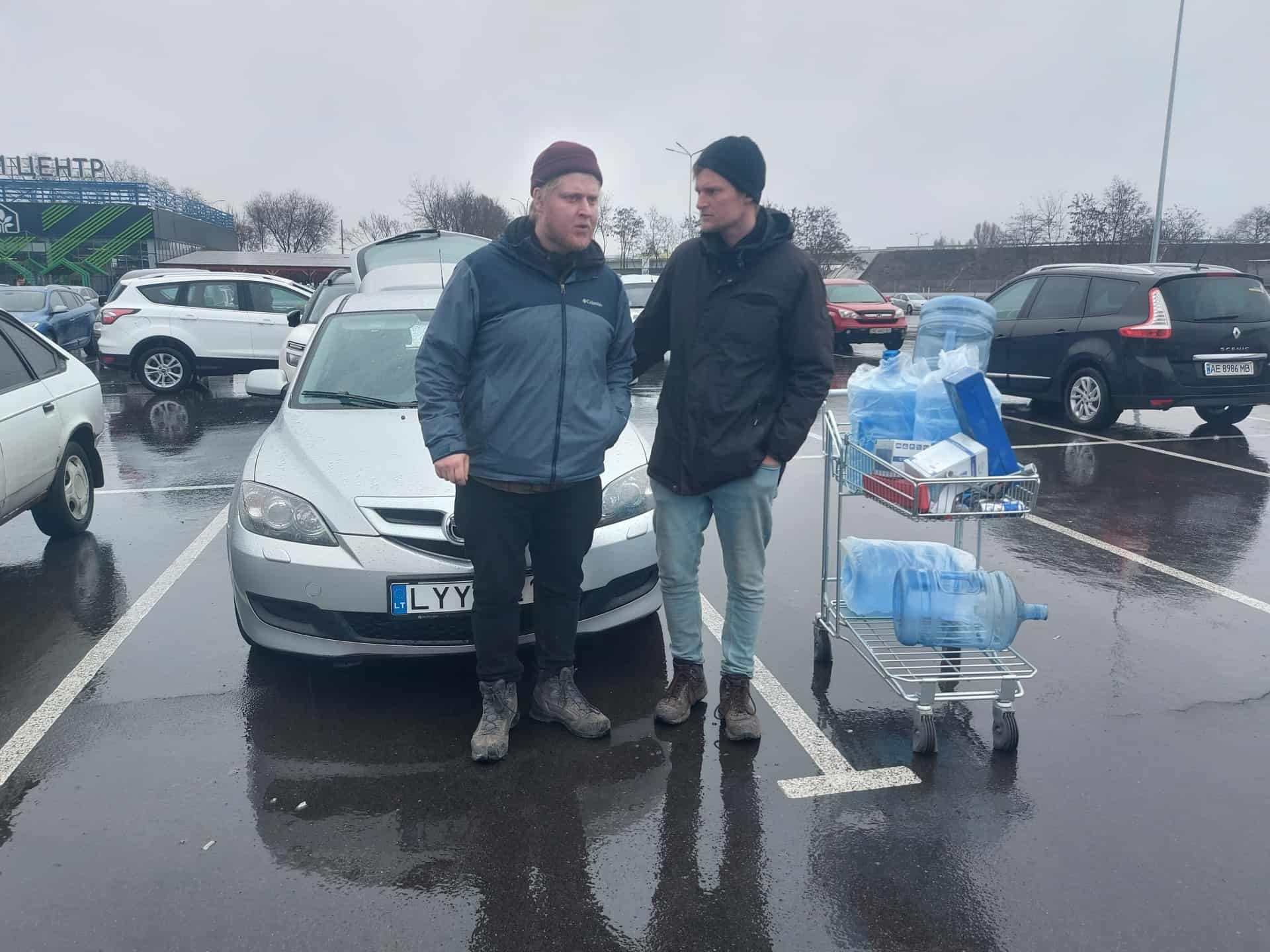 Emil og Stefan blev skudt seks gange i Ukraine: De tog flugten væk fra ...