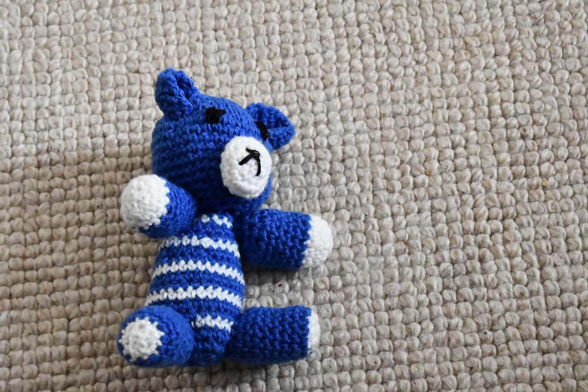 95-årige Margrethe har hæklet 1000 bamser til syge børn: - Det gør mig ...