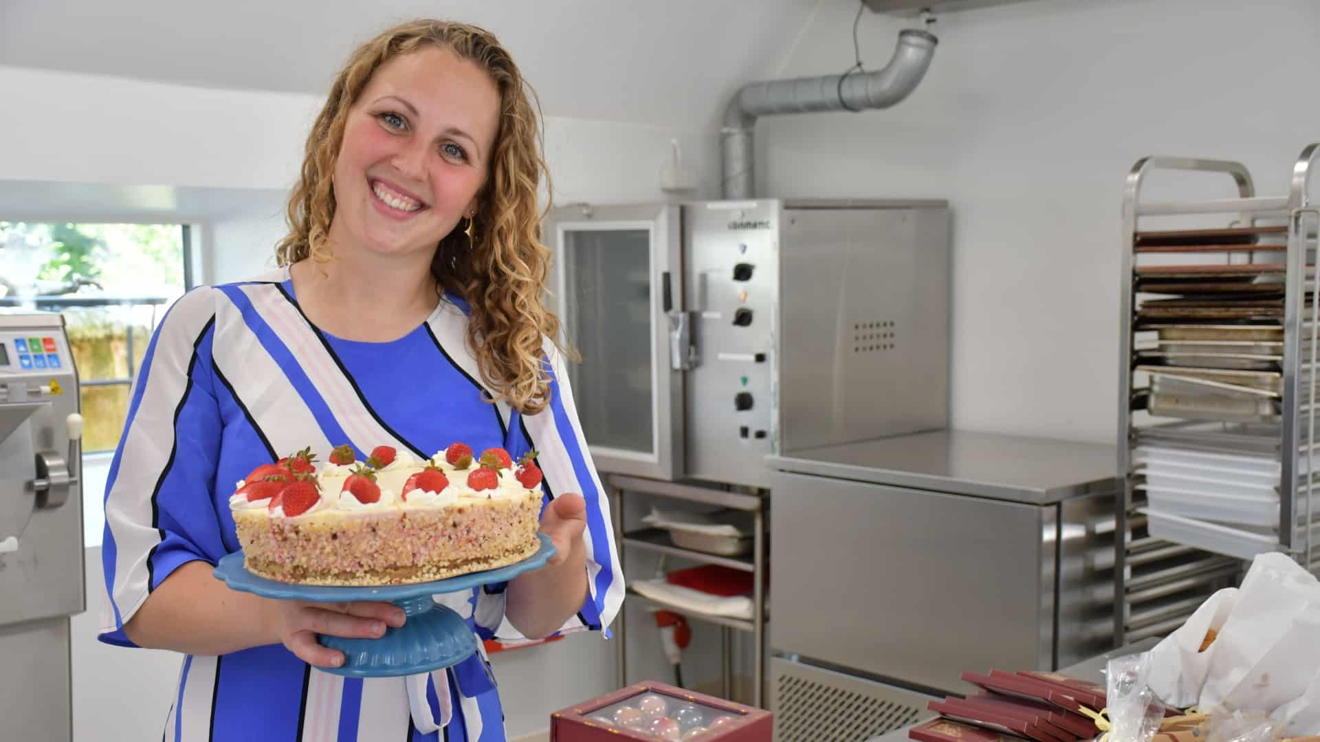 Se alle kagebillederne: Kirsten fra Den store bagedyst åbnede Kondit ...