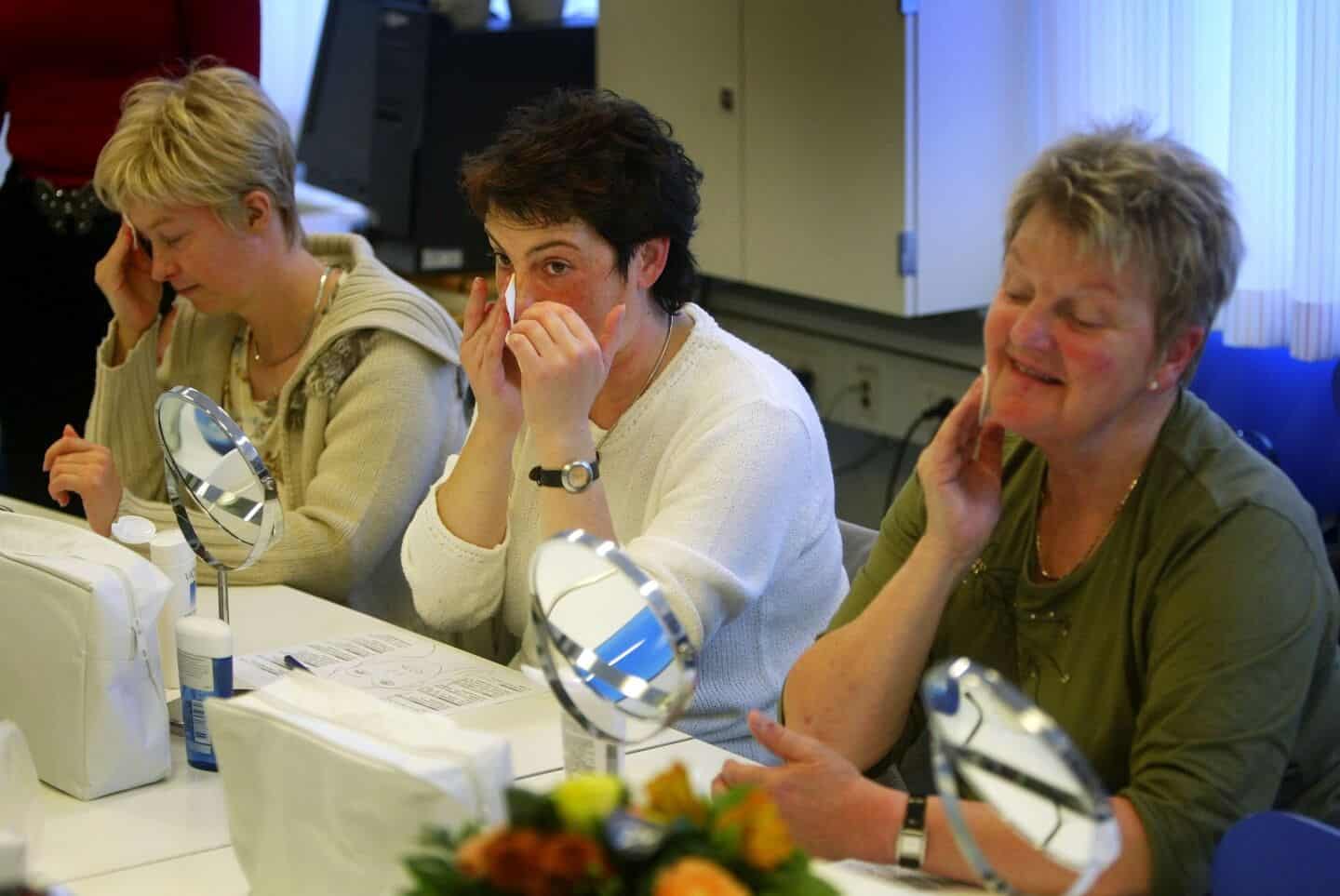 Hvordan skal jeg dække de store hvide plamager på min hals? | fyens.dk