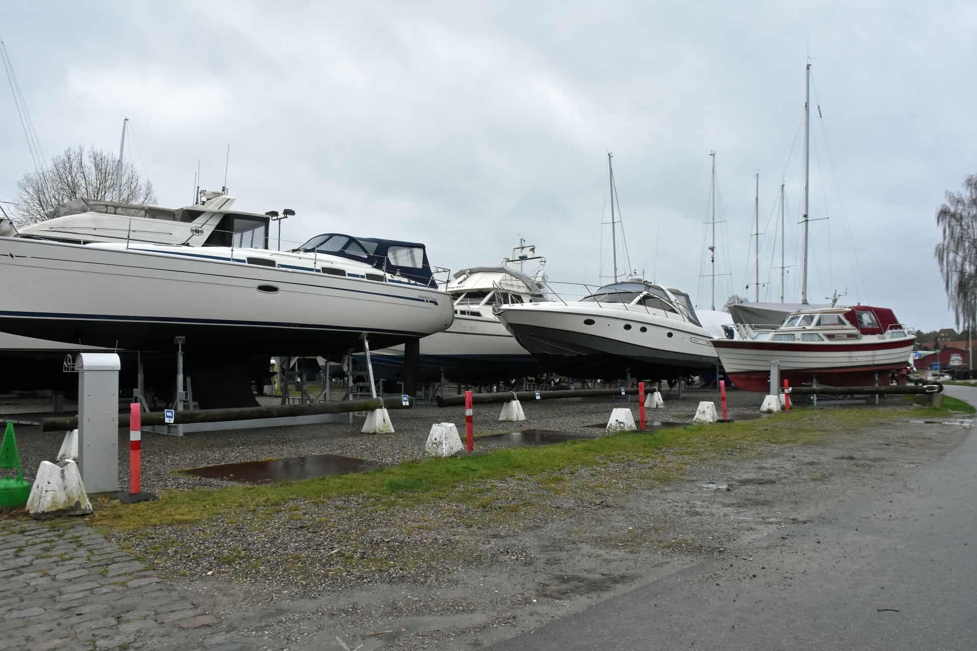 Indbrudstyv drak en flaske whisky og tømte båd | jv.dk