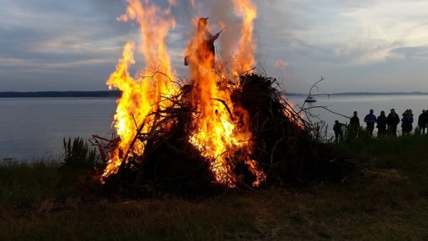 Se læsernes billeder: Hele Nordvestfyn tændte bål og sendte hekse til ...