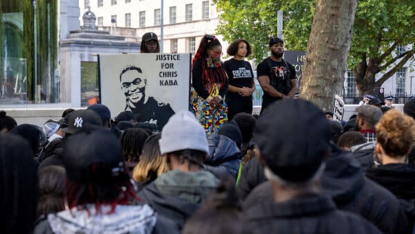 Politibetjent tiltalt for drab på sort mand i London | ugeavisen.dk