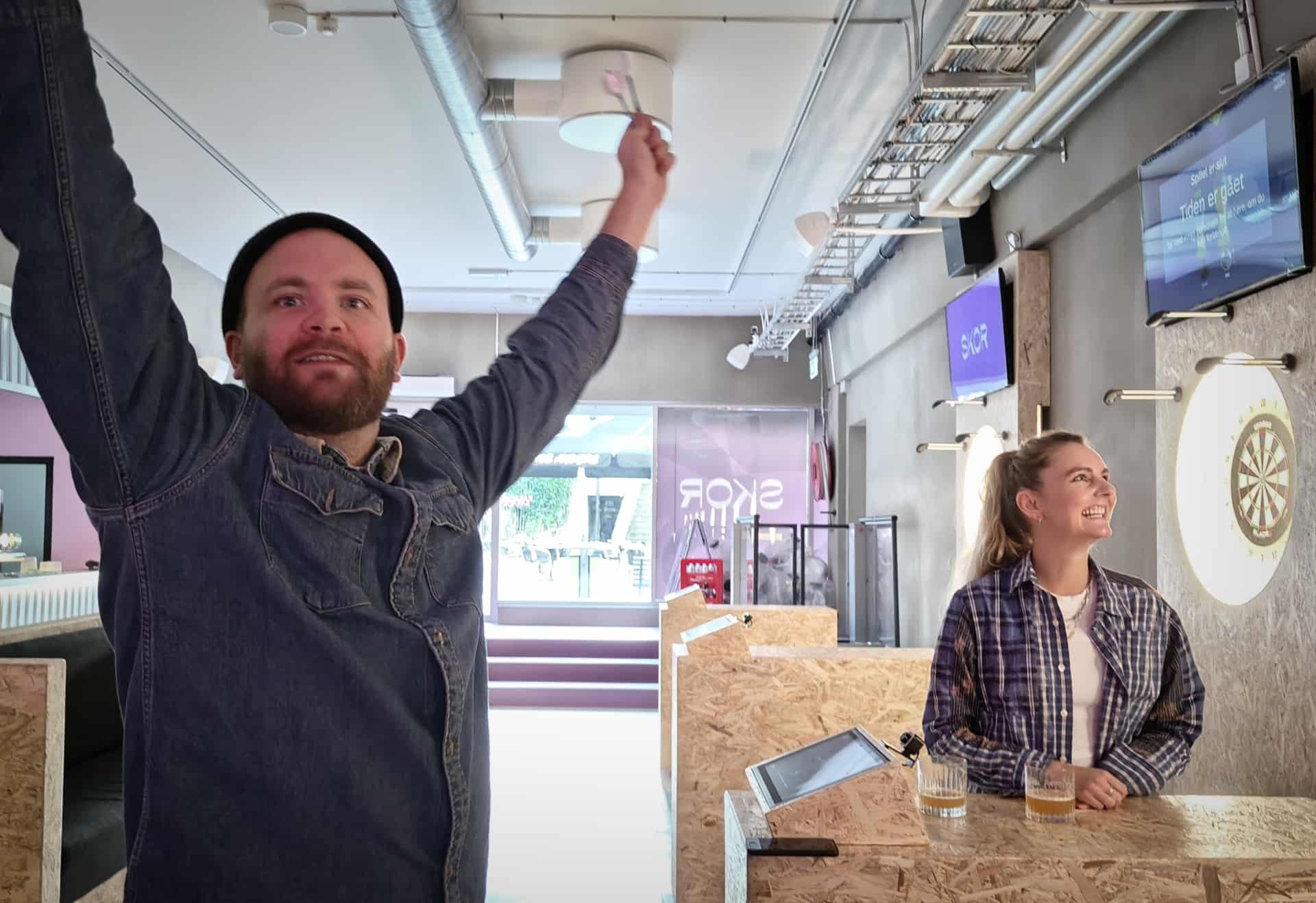 På Skor Bar på Telefontorvet i Aarhus kan man spille dart. Det er en ...