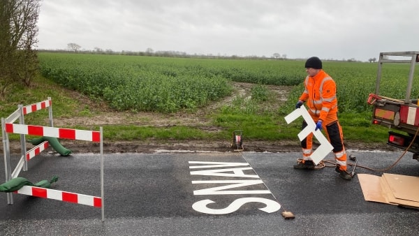 'Polle fra Snave' har i over tyve år gjort byskiltene til ...