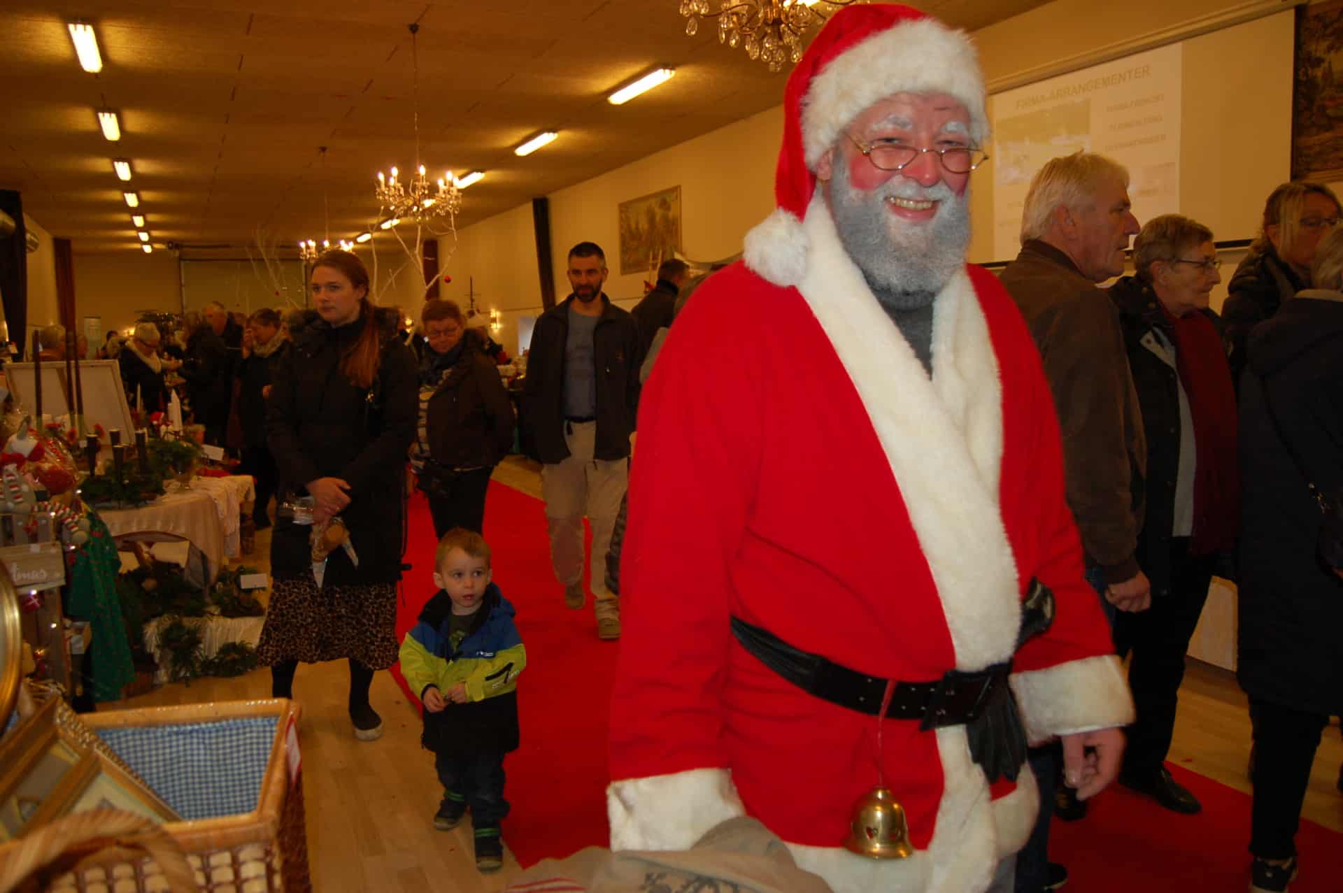 De søde børn tog imod julemanden | ugeavisen.dk