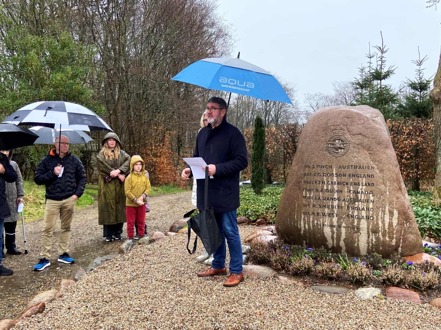 Erik samlede stumper af styrtet fly fra sin fars mark: 'Det styrt har ...