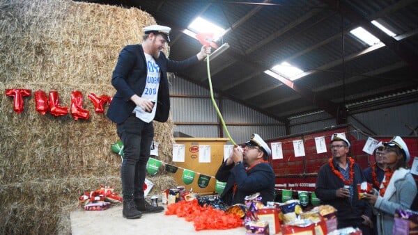 Boblevand, glæde og flotte ben: Sponsorer på studenterkørsel | ugeavisen.dk