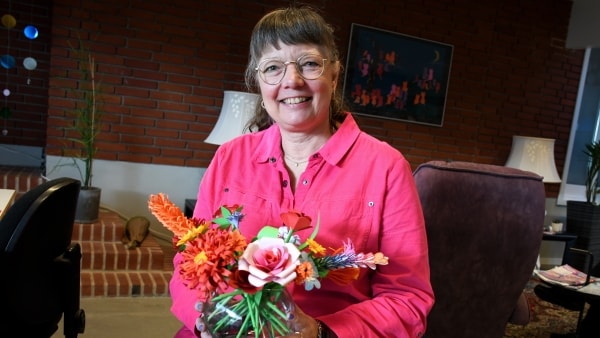 Annette stresser af, når hun kaster sig over papiret: Nu har hun åbnet ...