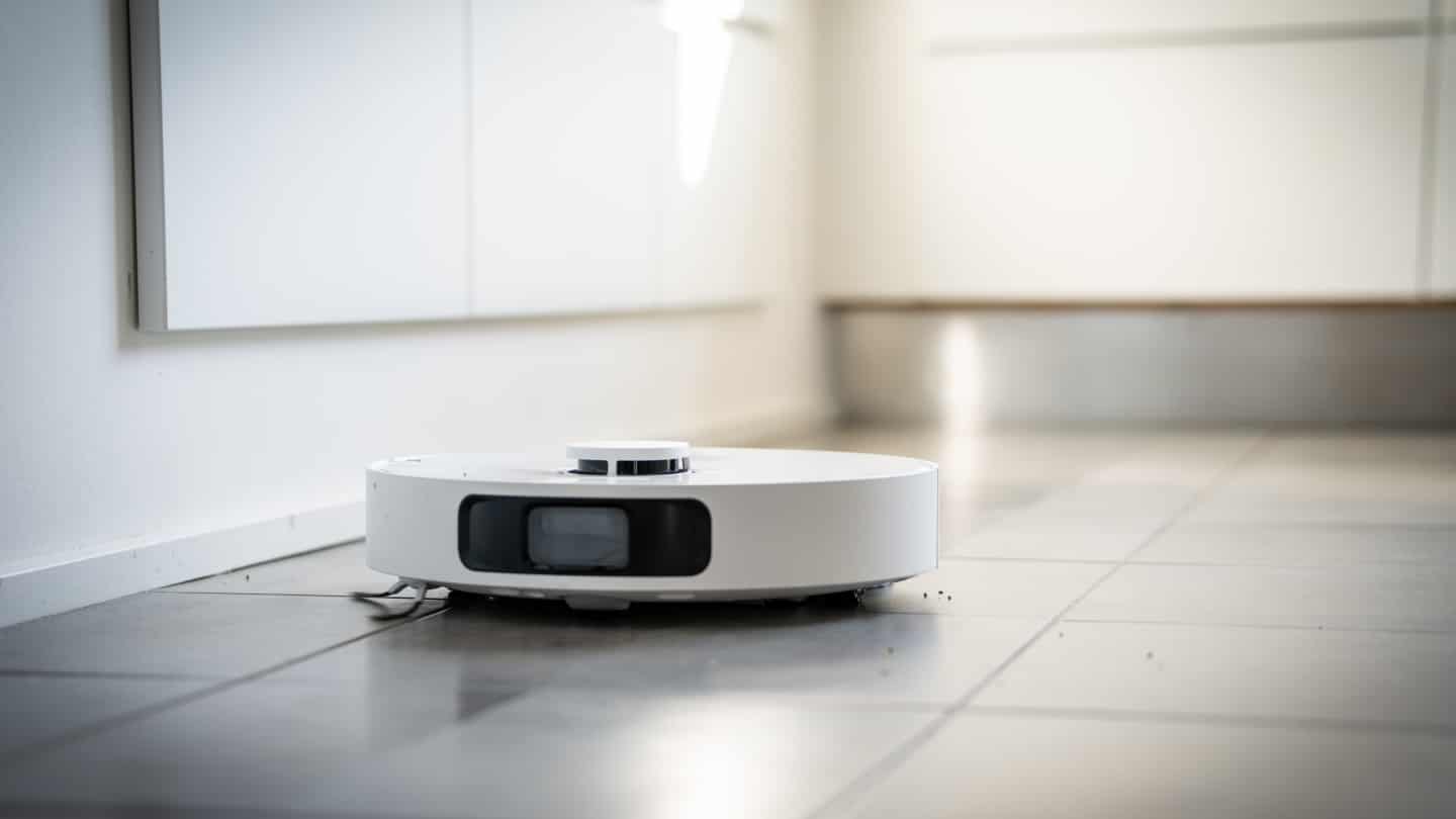 Test: Dreambot L10 Ultra både støvsuger og vasker gulvet, mens den ...