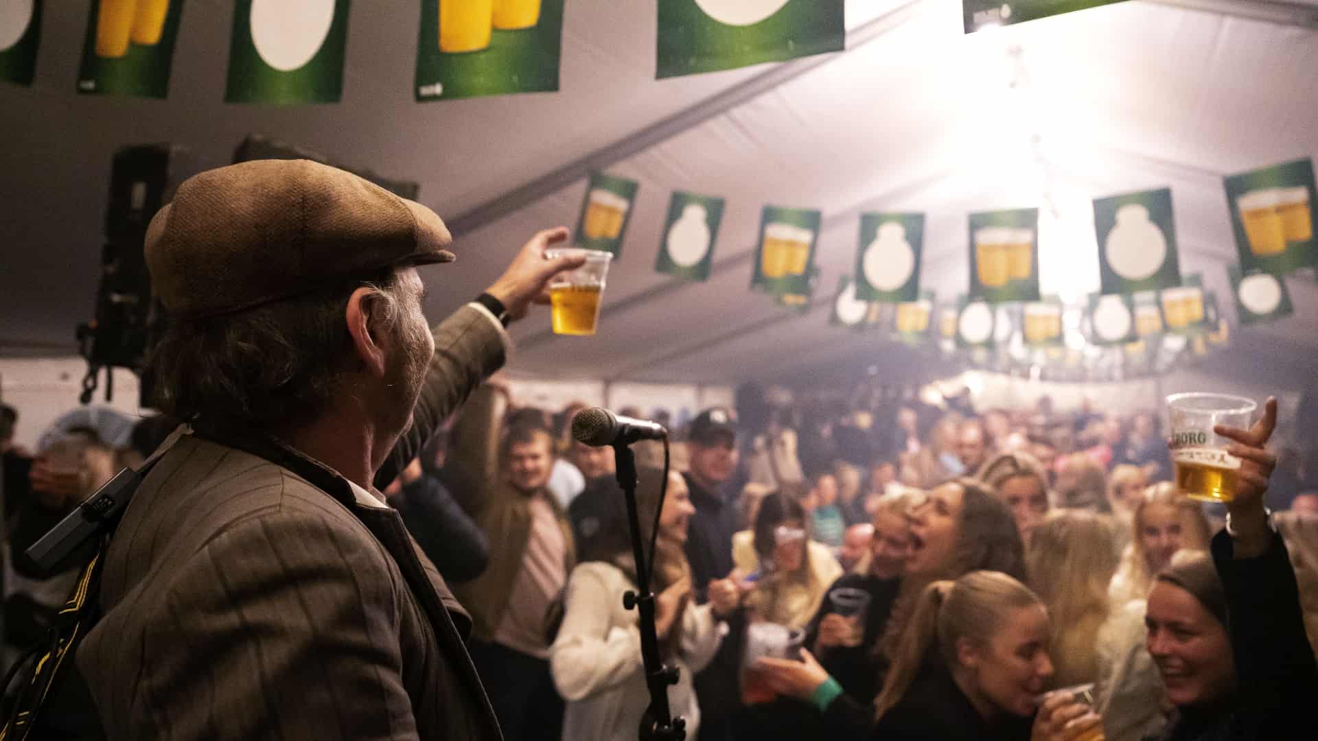 Blæst bagover af opbakningen: Majfesten må allerede melde udsolgt på ...