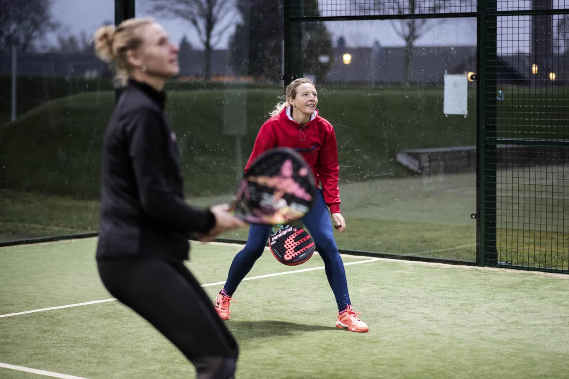 En udendørs bane er på vej: Her kan der også komme to overdækkede ...