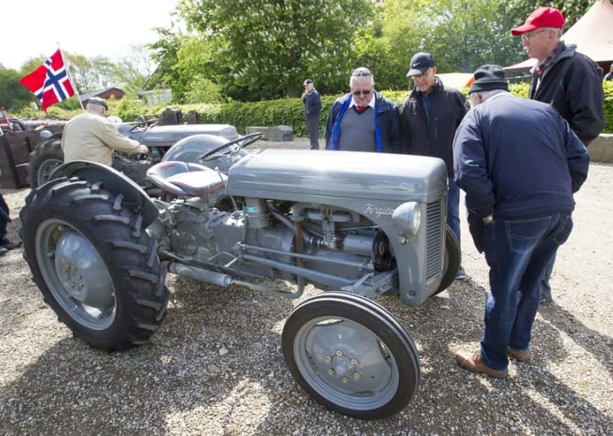 Gamle traktorer trækker | hsfo.dk