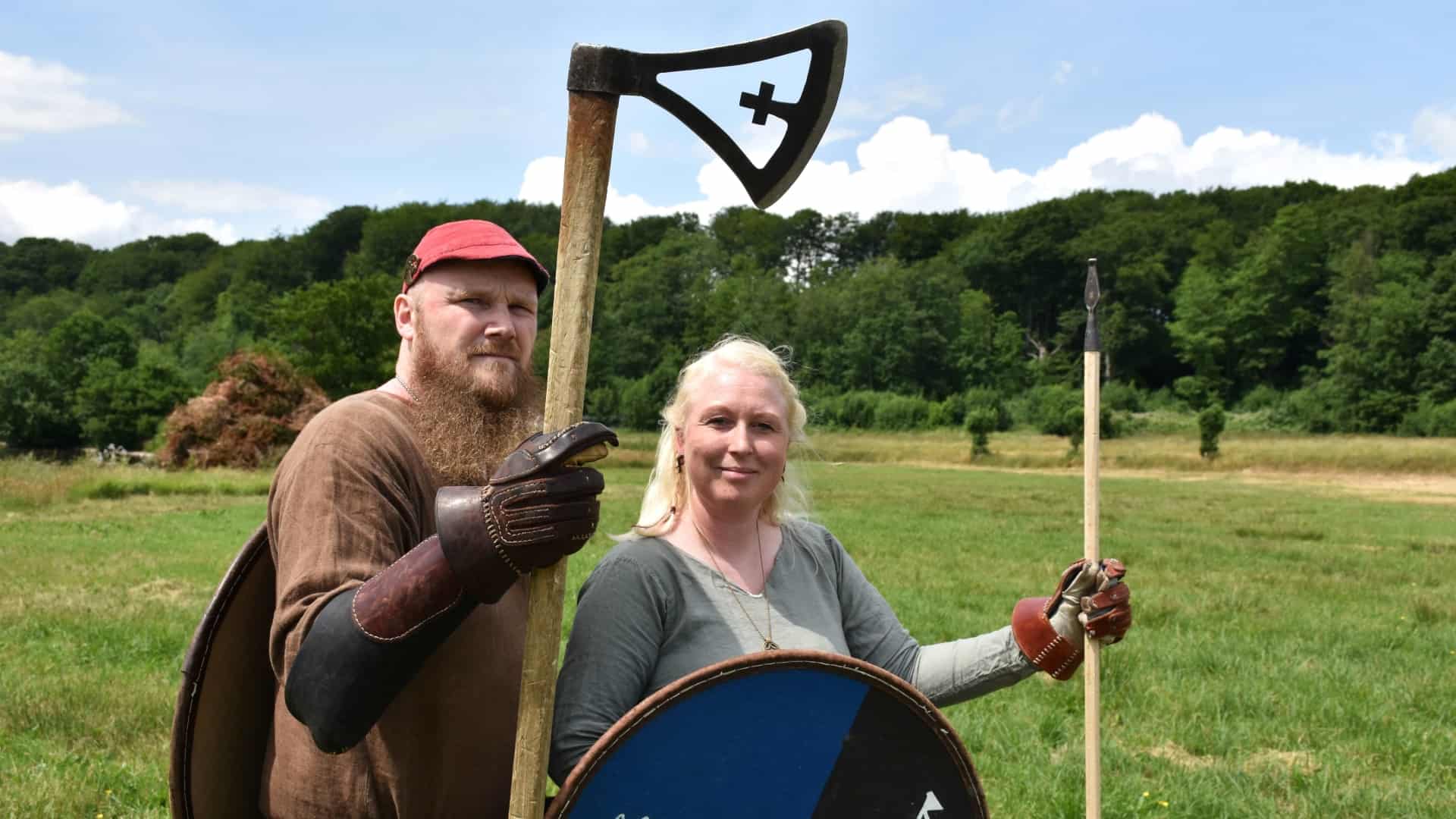 Ud af Tesla'en trak de en økse og et sværd: Henriette og Daniel kaster ...