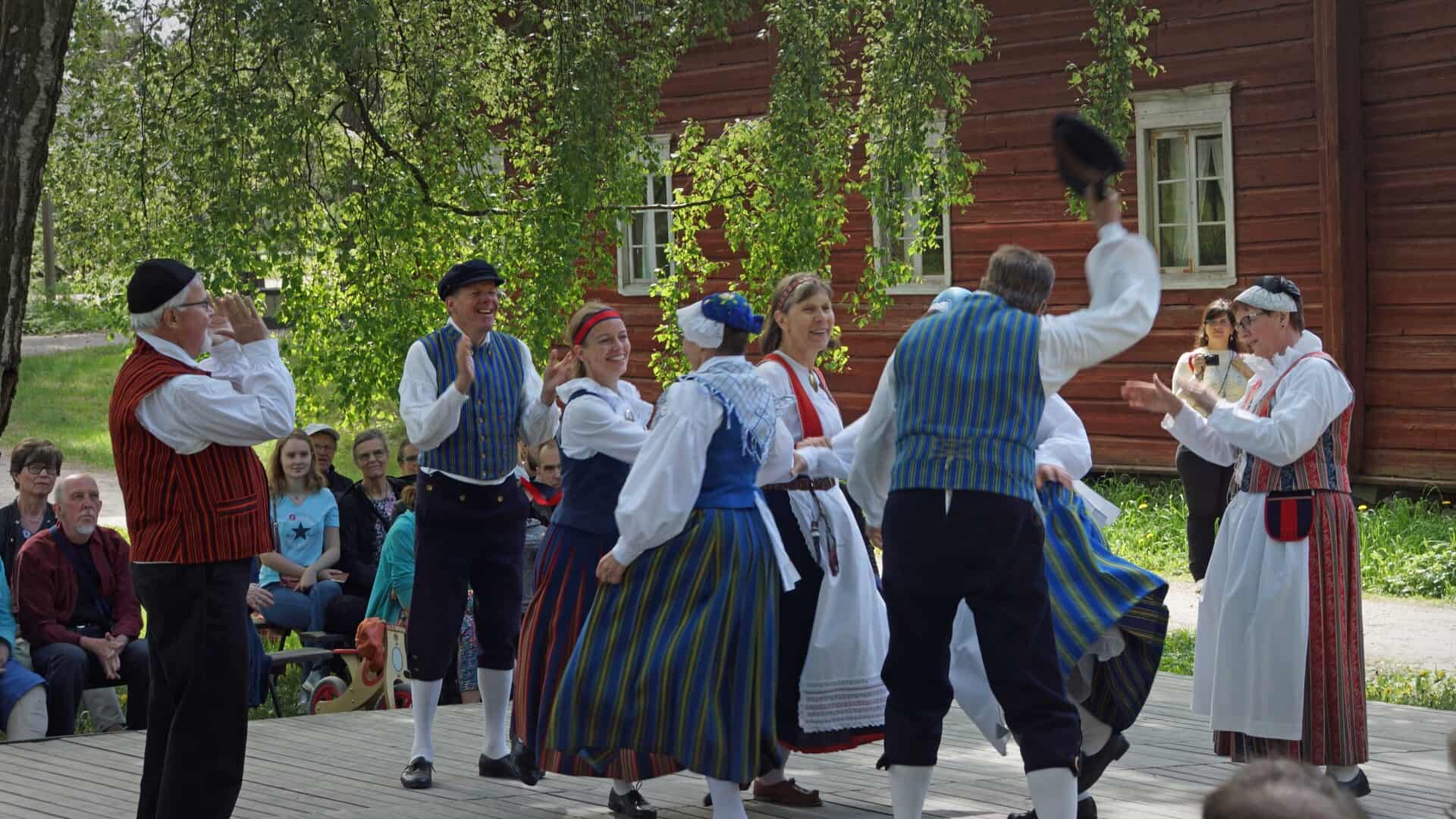 Oplev nordisk folkedans, folkemusik og folkedragter i Jelling ...