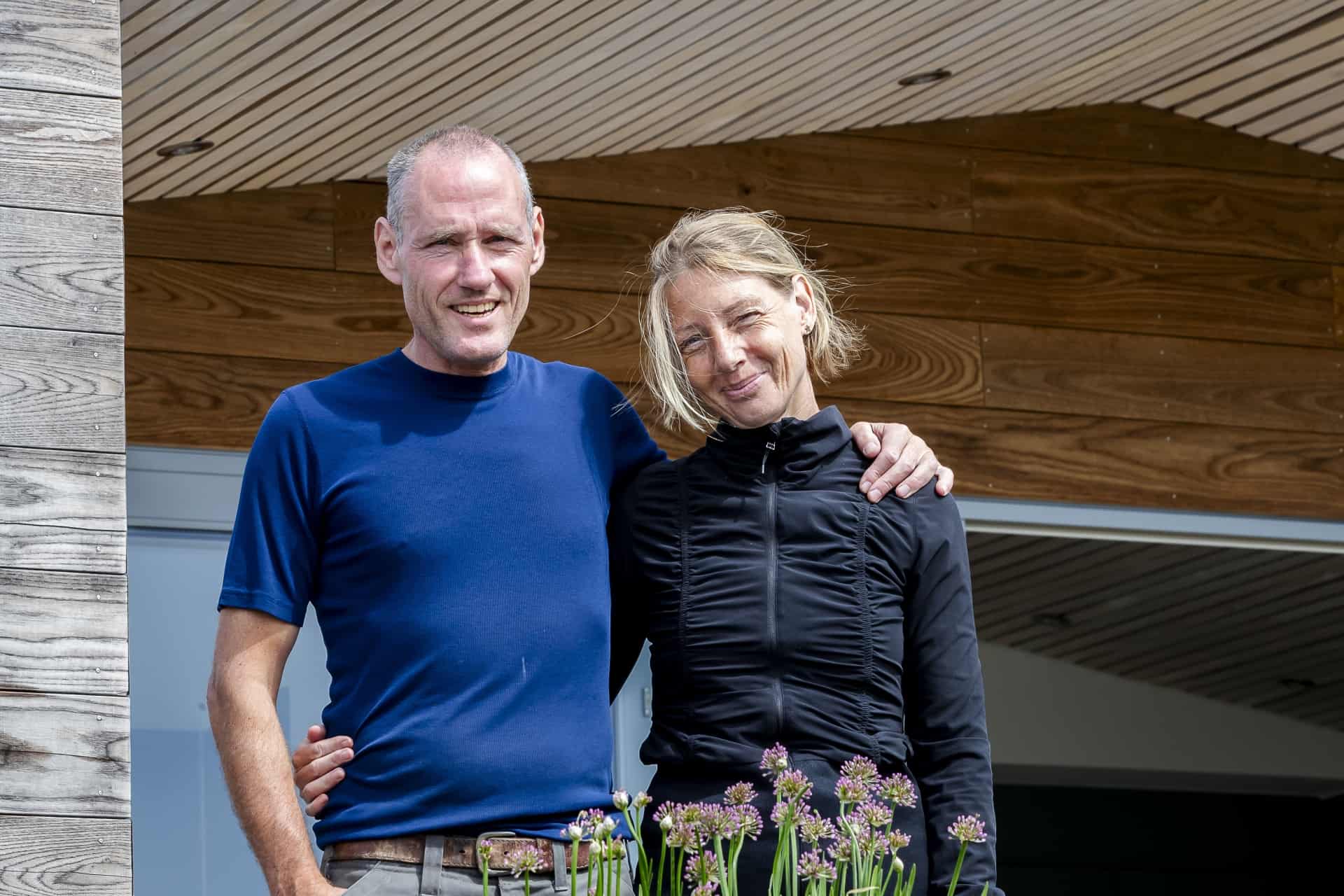 Janne og Brians kolonihavehus deler vandene: Se deres vilde hæve-sænke ...