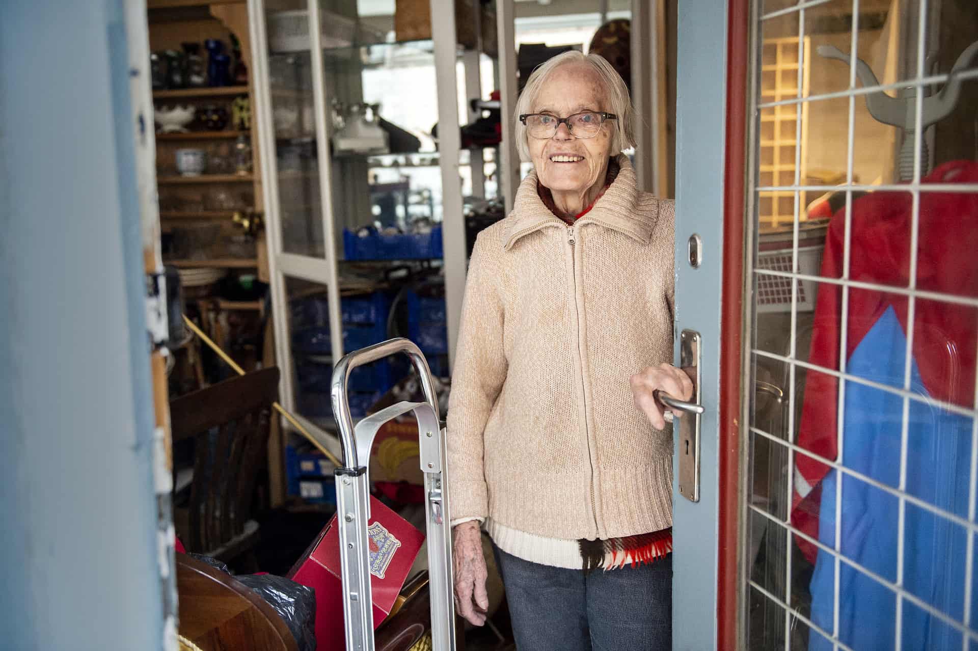 Efter sygdom: Anna Larsen genåbner butik på sin 94-års fødselsdag ...
