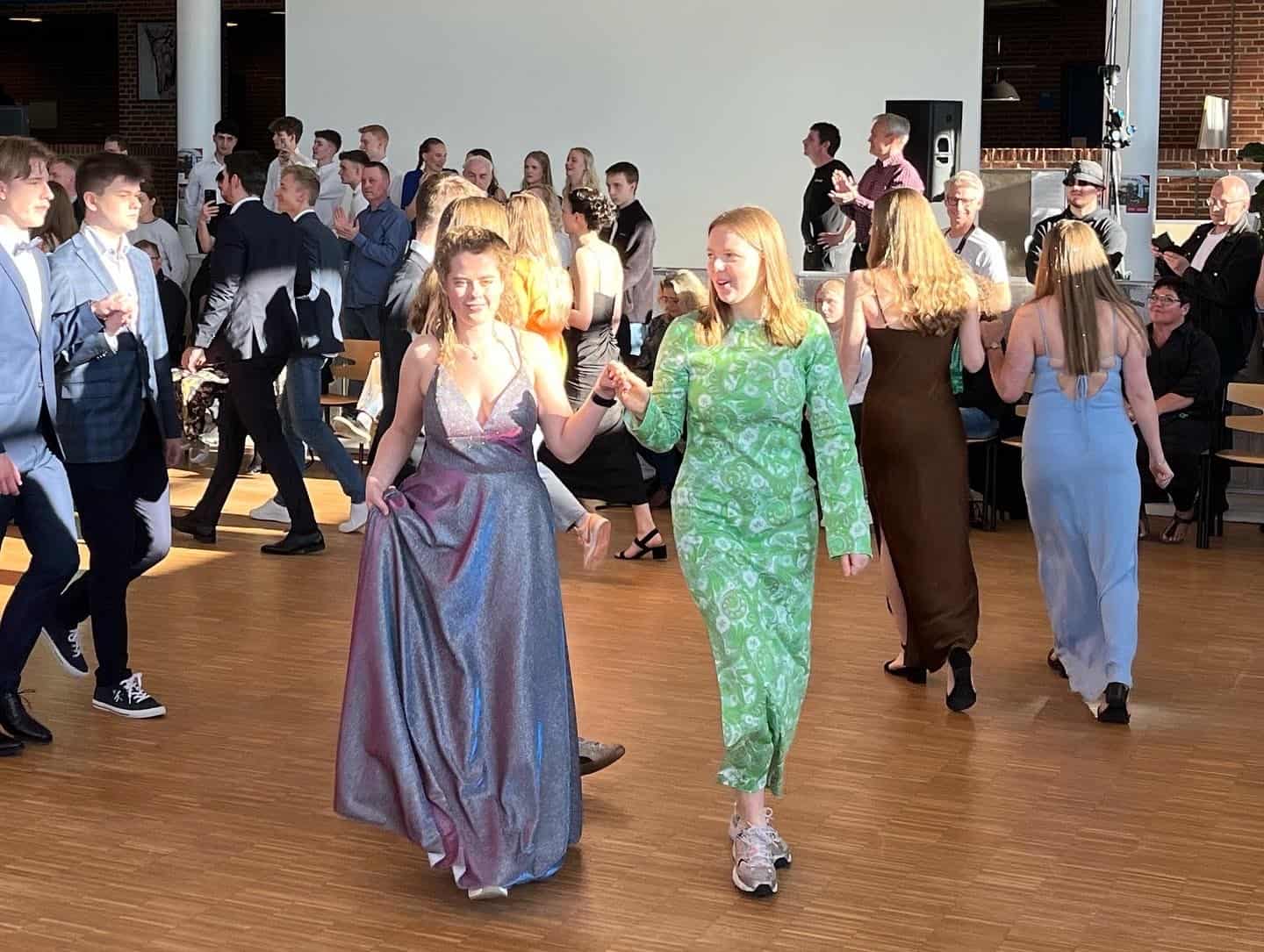 Se billederne: Trillebøre, budcykler og flotte biler ved gymnasie-galla ...