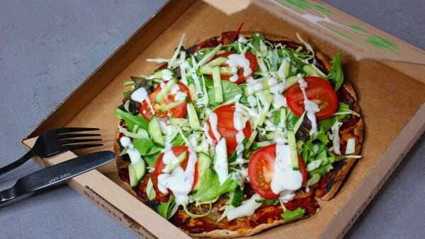 Opskrift: Kebab-pizza med salat og dressing | ugeavisen.dk