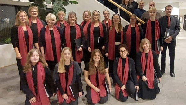 Kirkekor med glade sangere synger hver uge | ugeavisen.dk