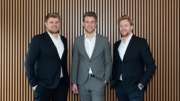 Tre venner og unge mæglere har slået sig sammen med egen butik: - Vi ...