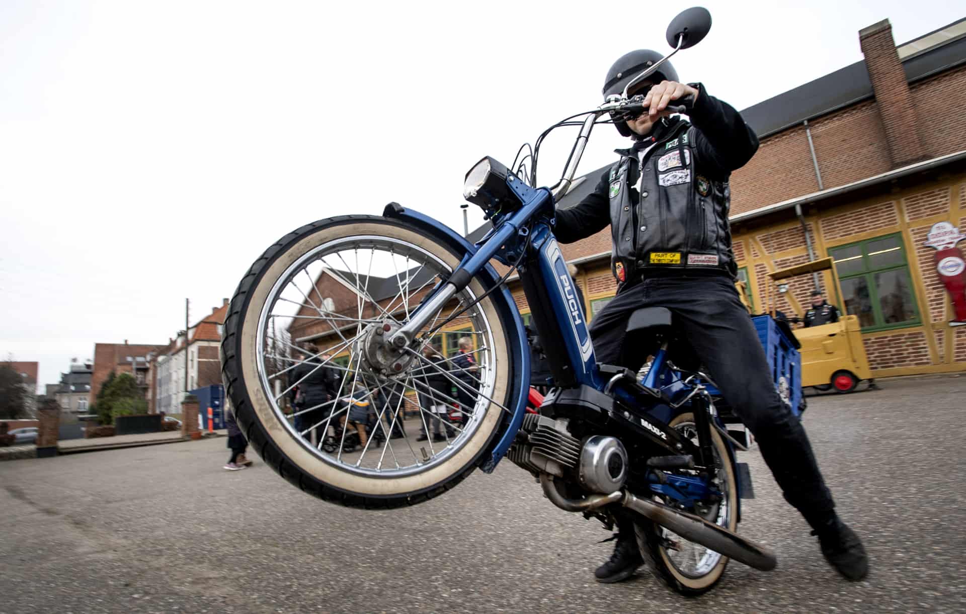 Knallert-kult: "Skruedag" for unge med hang til gamle knallerter ...