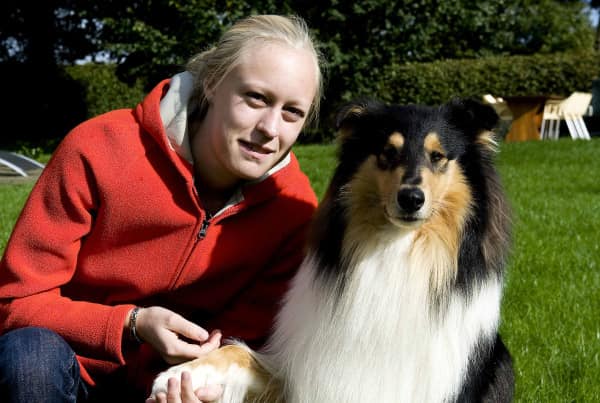 Smukke Tello gør Anne Marie helt blød i knæene | jv.dk