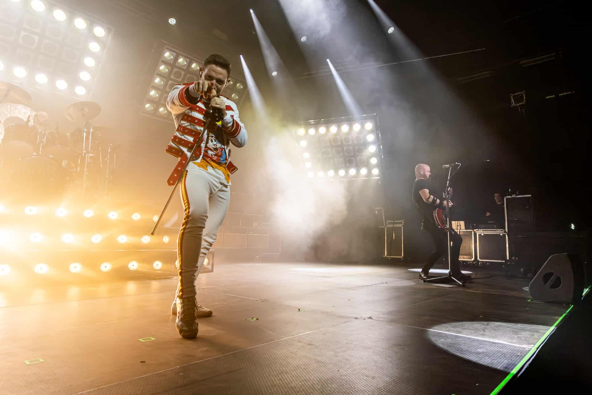 Se billederne fra storladen aften: Hyldestband vækkede Queen til live i ...