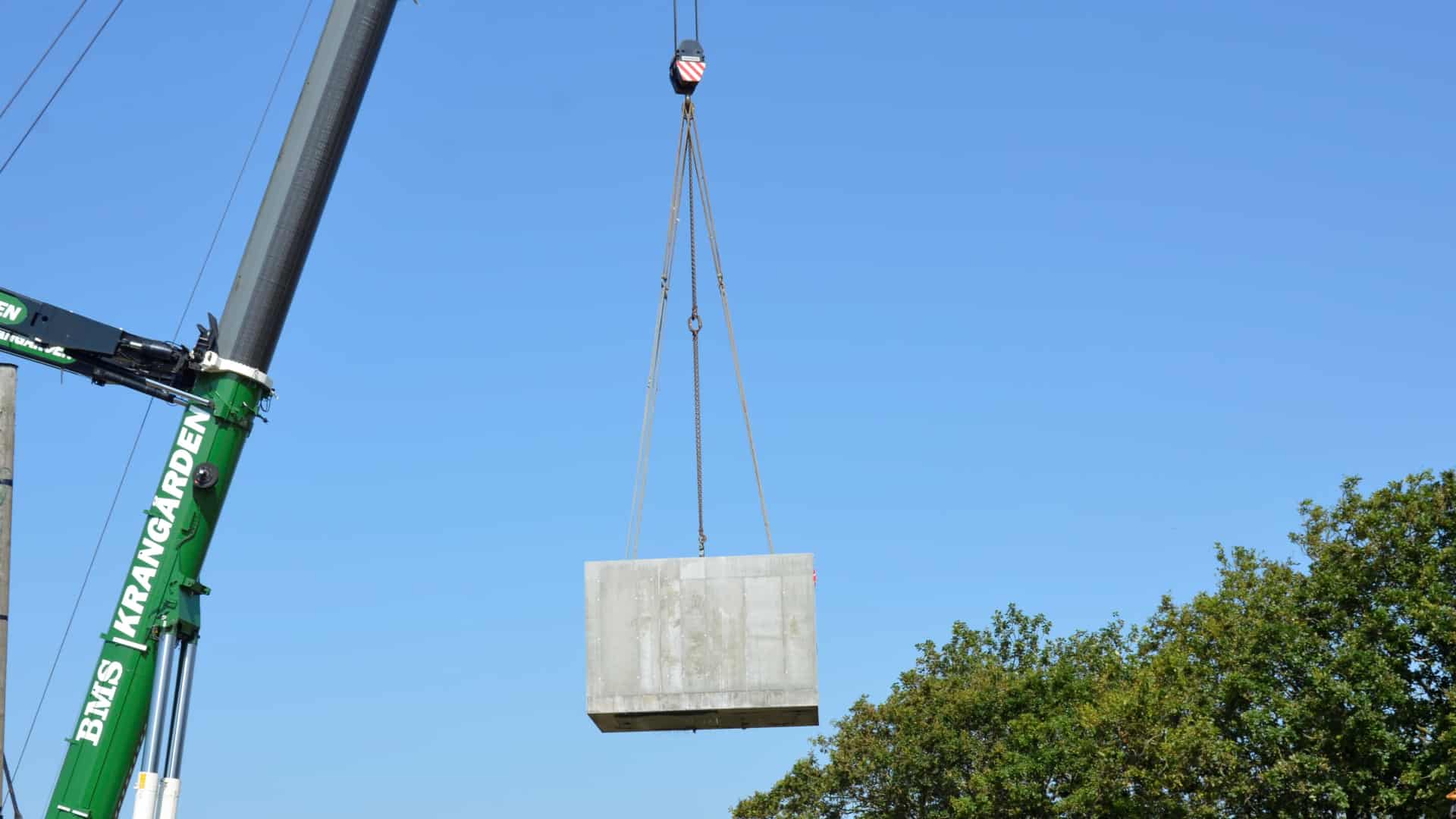 Se billederne: Kæmpekran satte 53 tons tung sluseport på plads | dbrs.dk