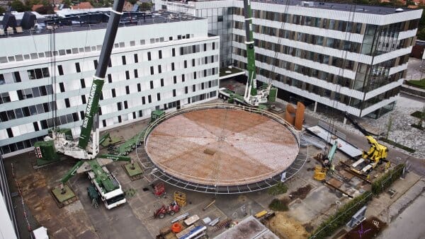 SE BILLEDERNE: Heliporten er ”kranet” på plads | ugeavisen.dk