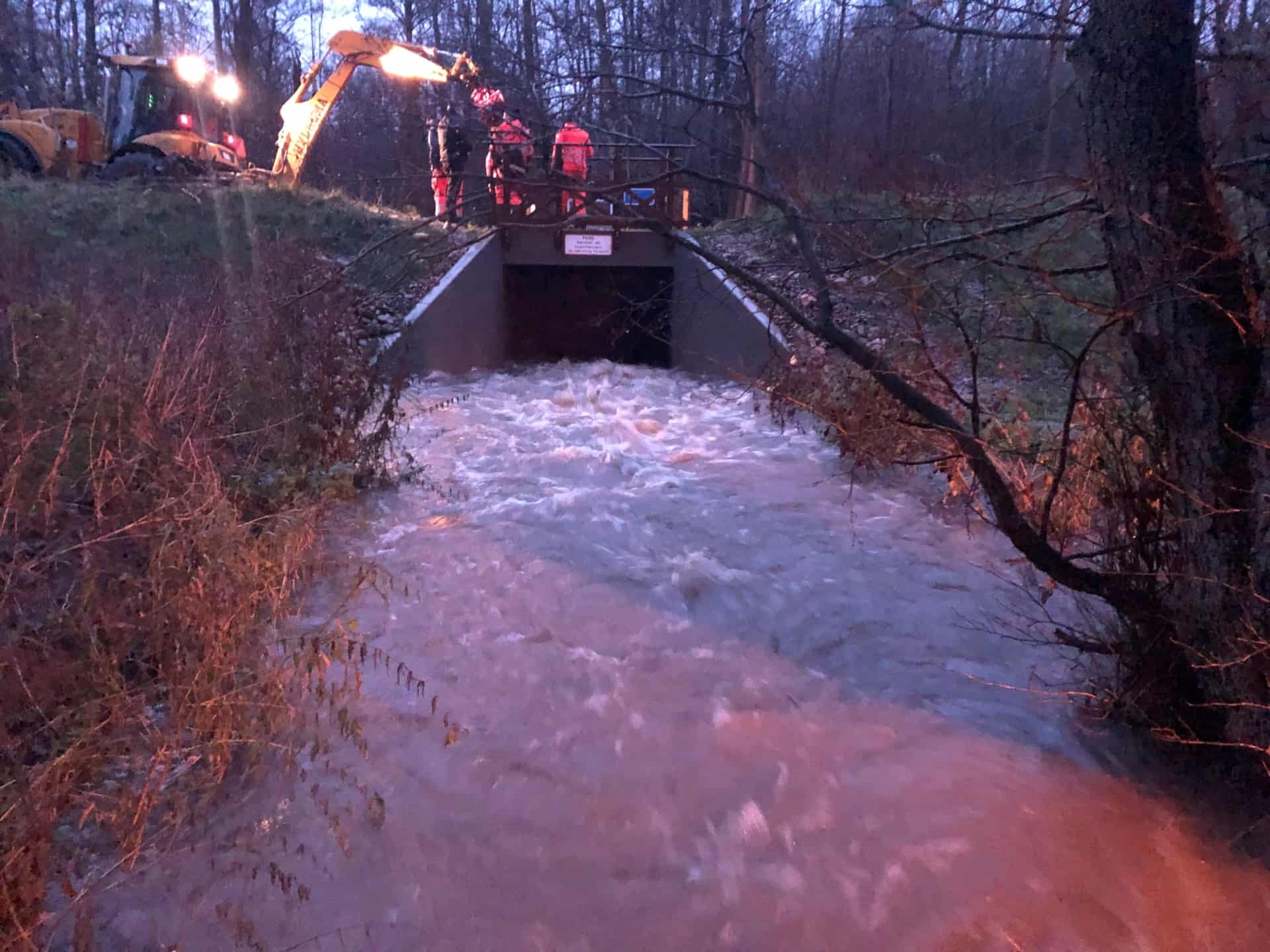 Odder midtby undgik oversvømmelse: Ny dæmning holdt på vandet | stiften.dk