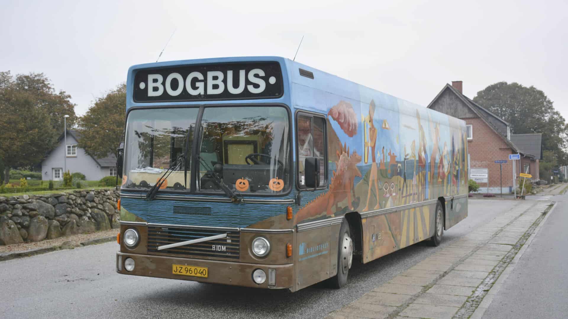 Opskåret bogbus bliver til kunst på tidligere skole i Kvong | ugeavisen.dk