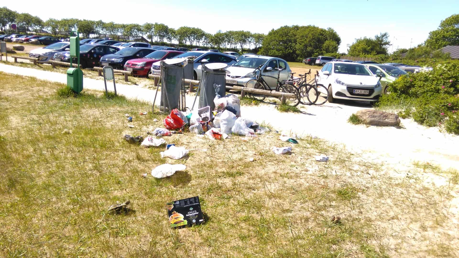 Blå Flag strand fyldt med skrald | ugeavisen.dk
