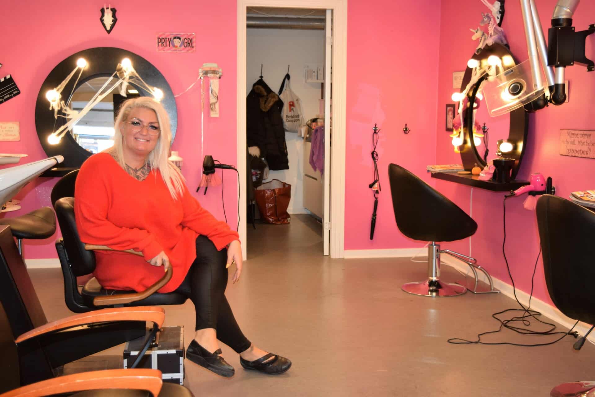 Louise er kåret som årets frisør: - Jeg chokerer ofte borgerne i Ringe ...