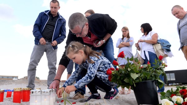Med røde roser og levende lys sagde familie og venner et sidste farvel ...