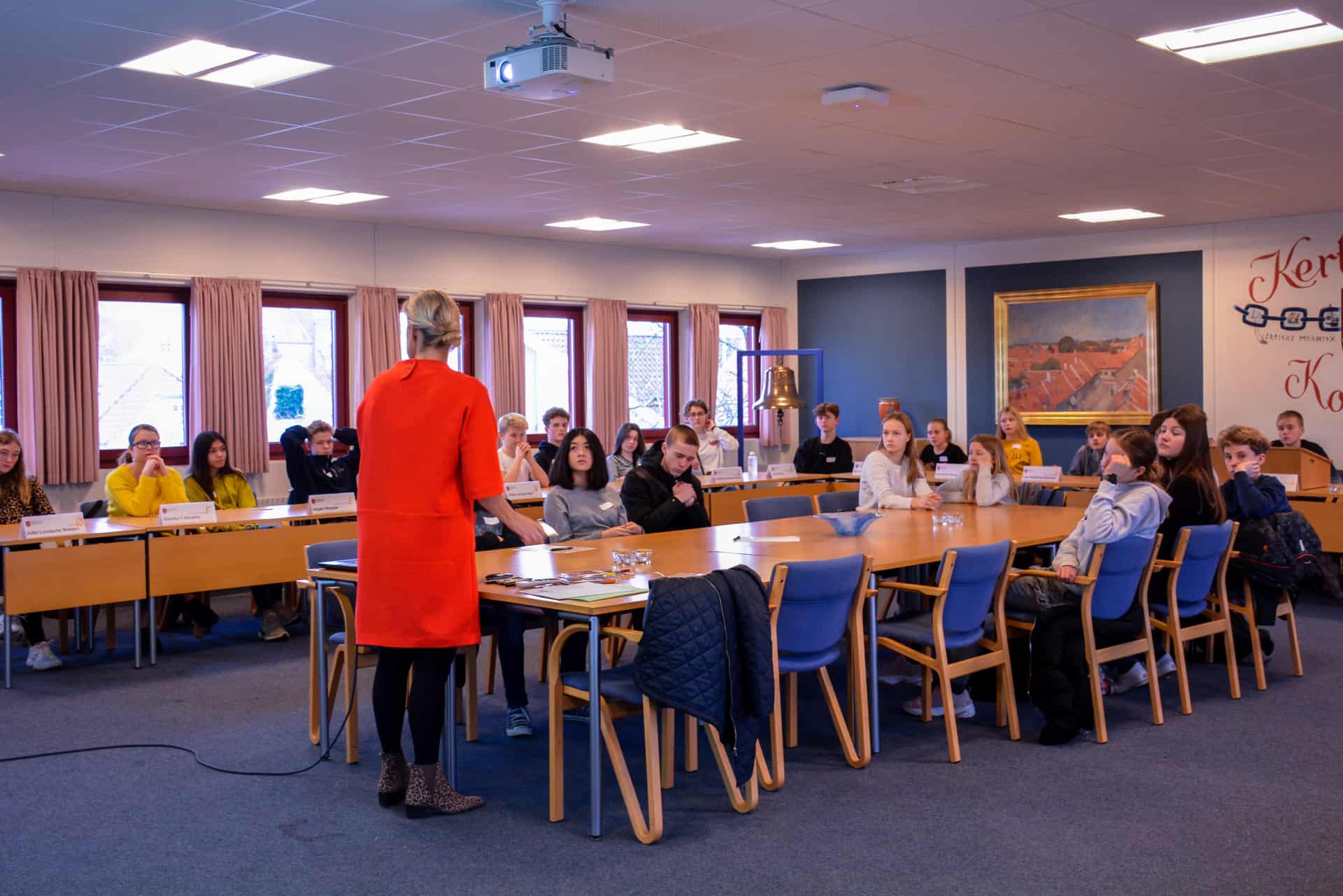 Skolelever samlet på rådhuset: Elevrødder diskuterede adfærd på sociale ...