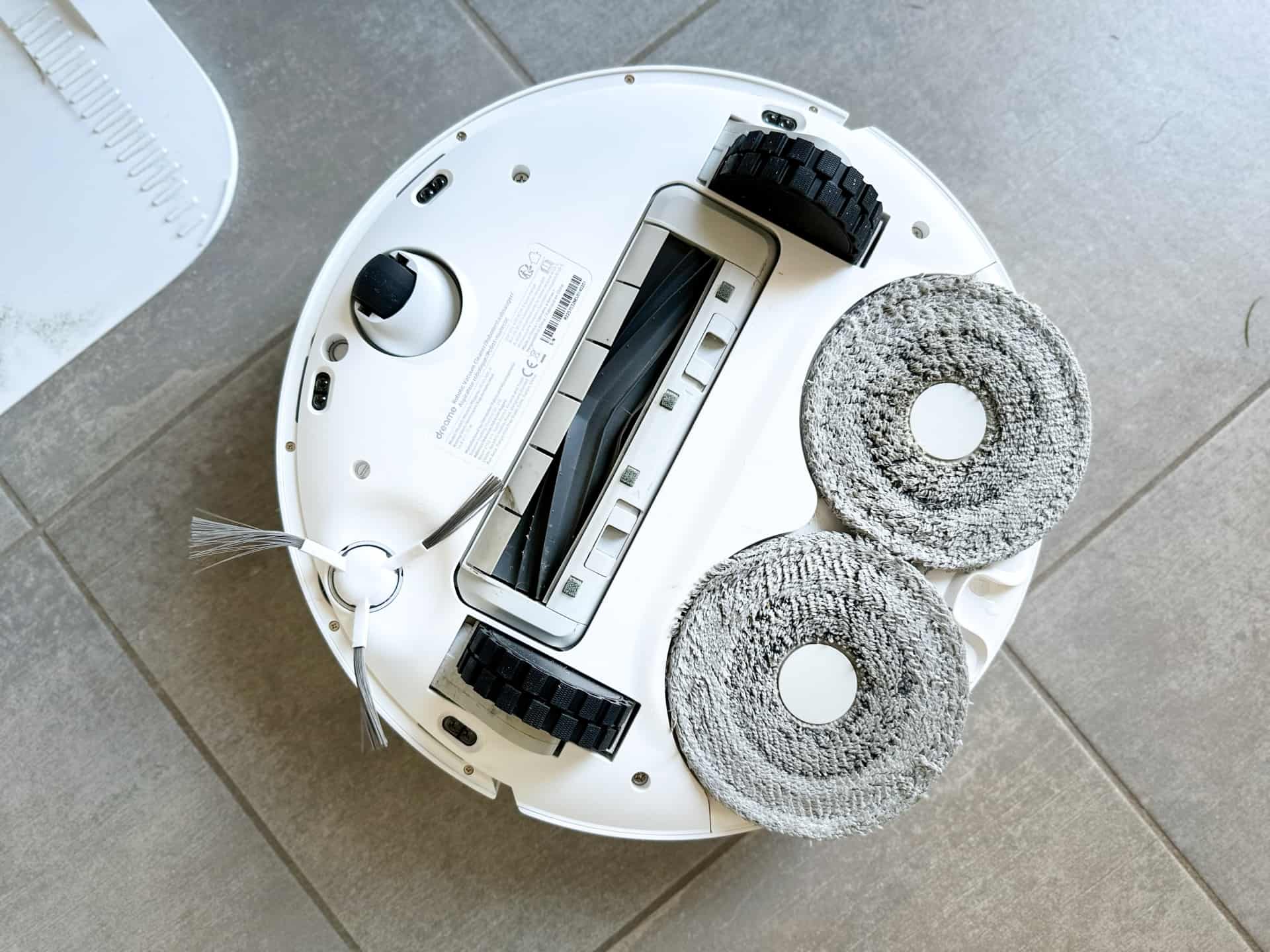 Test: Dreambot L10 Ultra både støvsuger og vasker gulvet, mens den ...