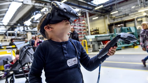 Robot uddelte flødeboller til familiedag på Danfoss | jv.dk