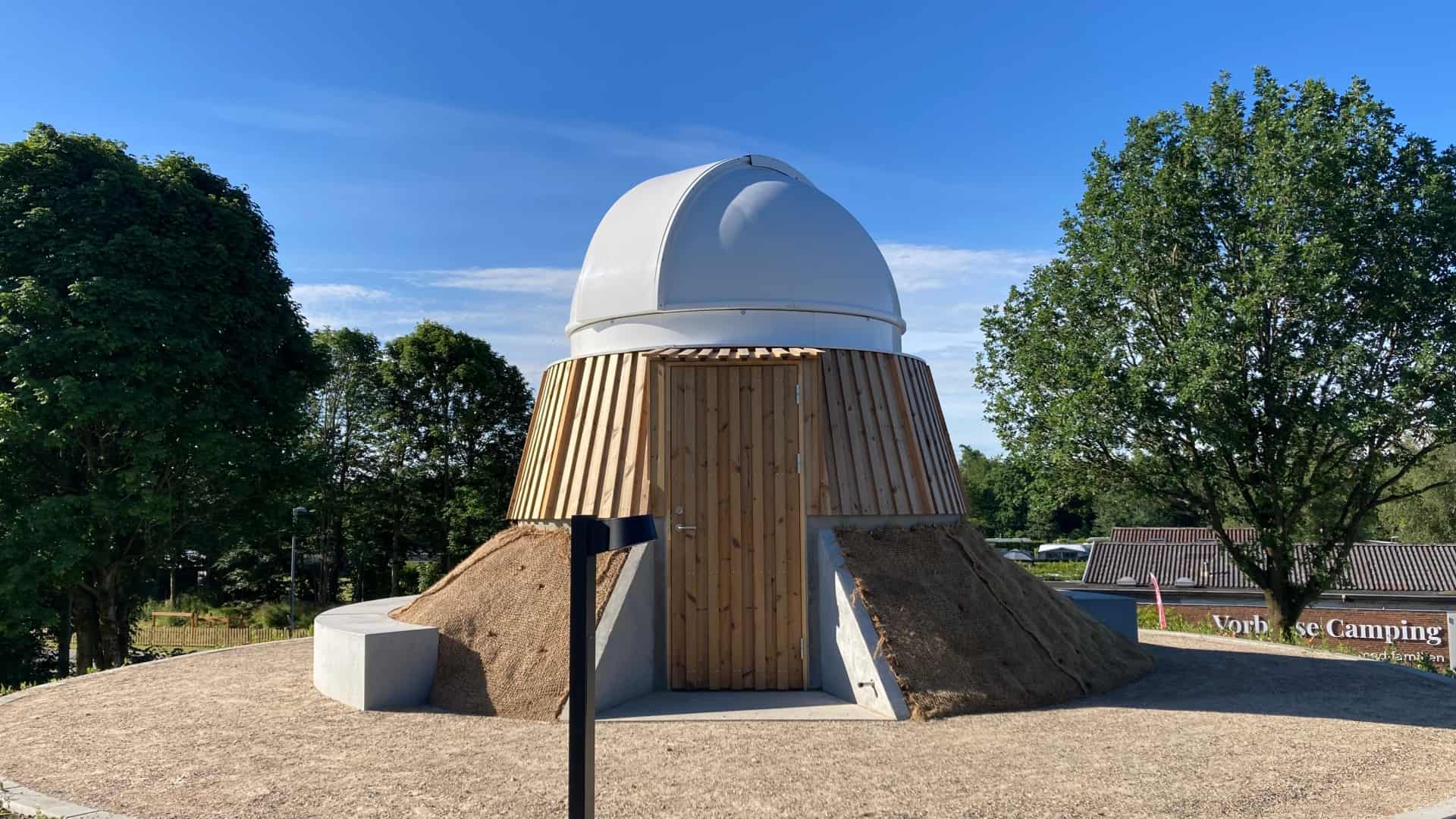 Kuppel til mini-observatorium blev ødelagt i storm: Nu er der nyt | frdb.dk