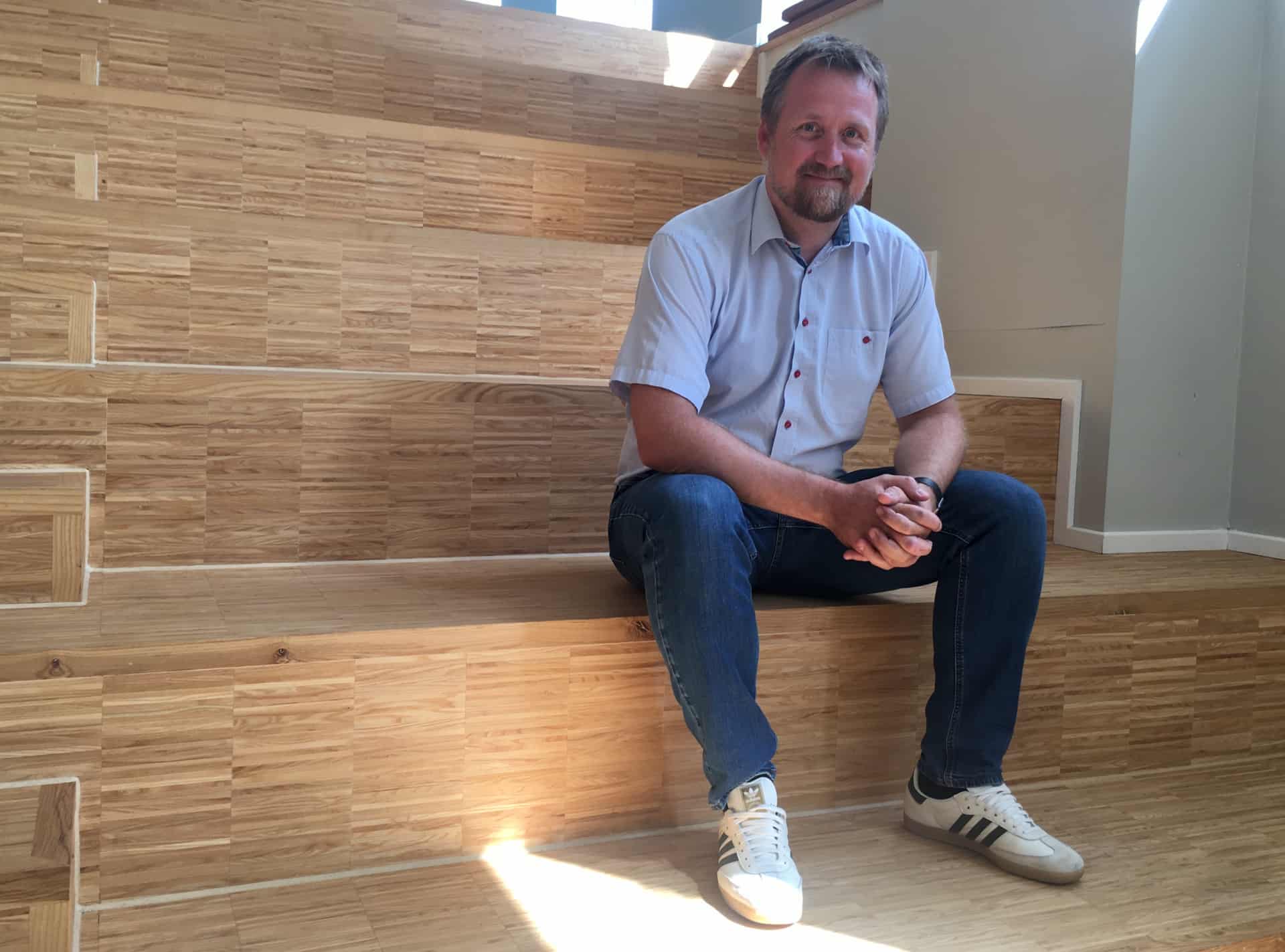 Skoleleder og corona-baron: Måtte selv fylde bilen med sæbe, spande og ...