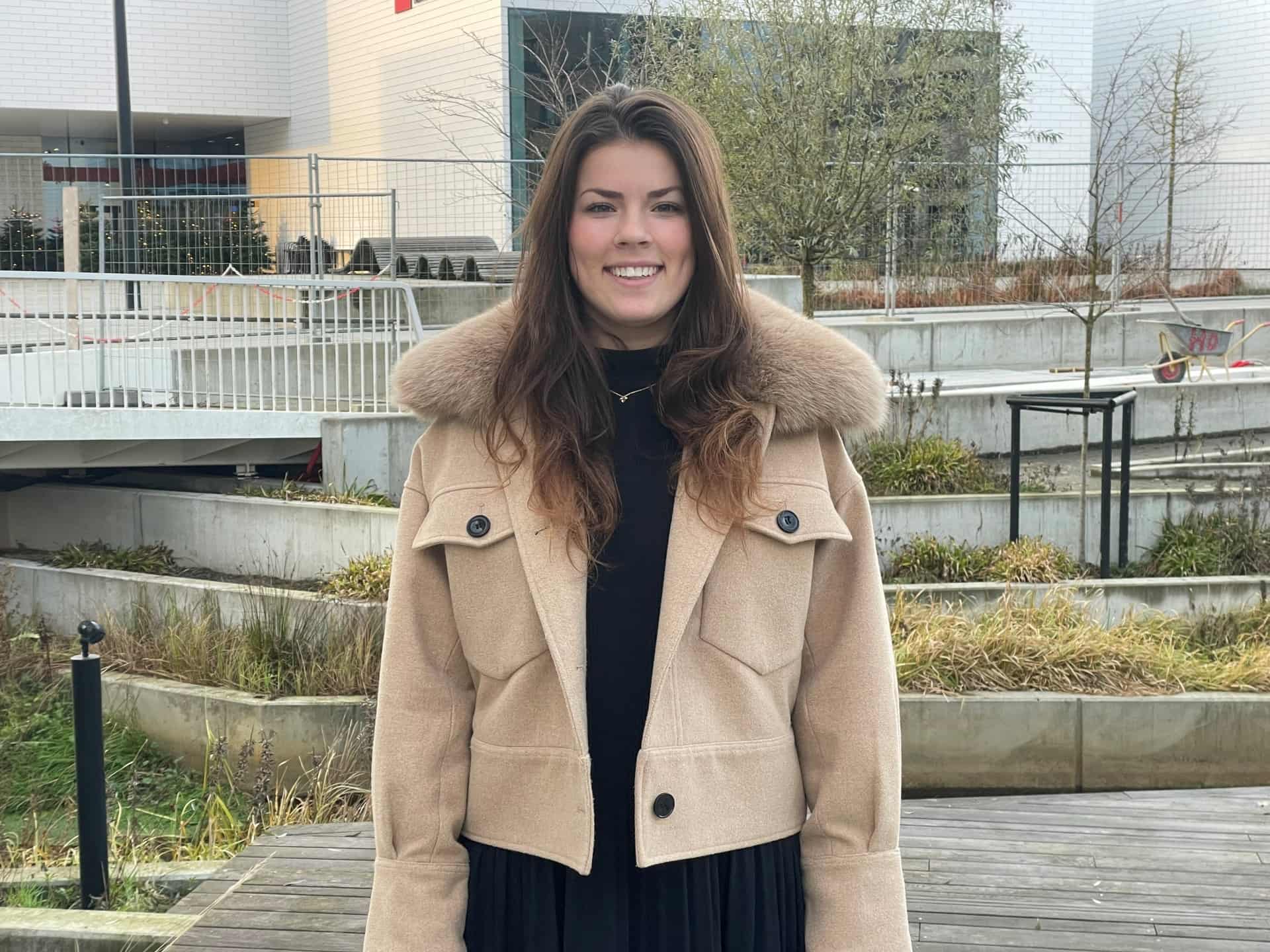 17-årige Alexandra har etableret egen virksomhed, mens hun arbejder hos ...