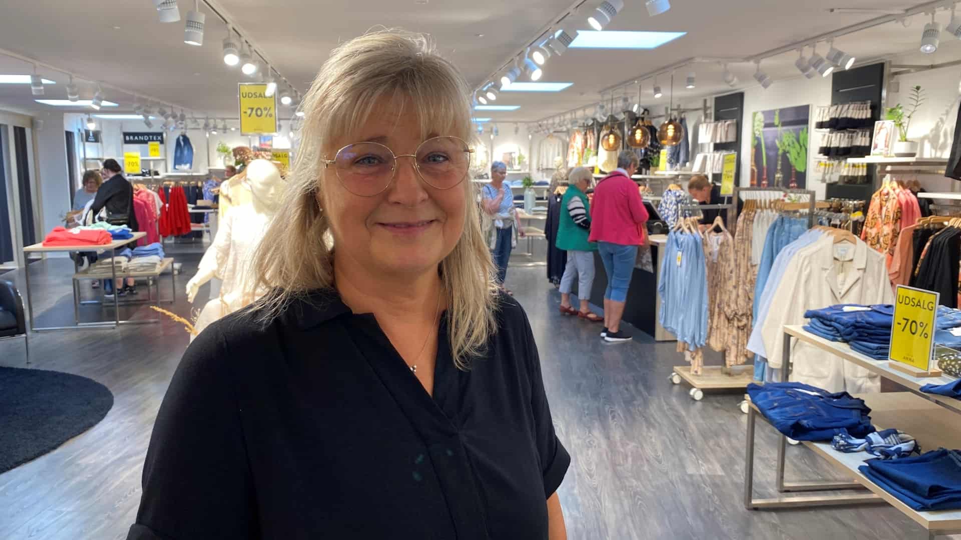 Så er tøjbutik åbnet igen: Der bliver kørt med rabatter på op til 70 ...