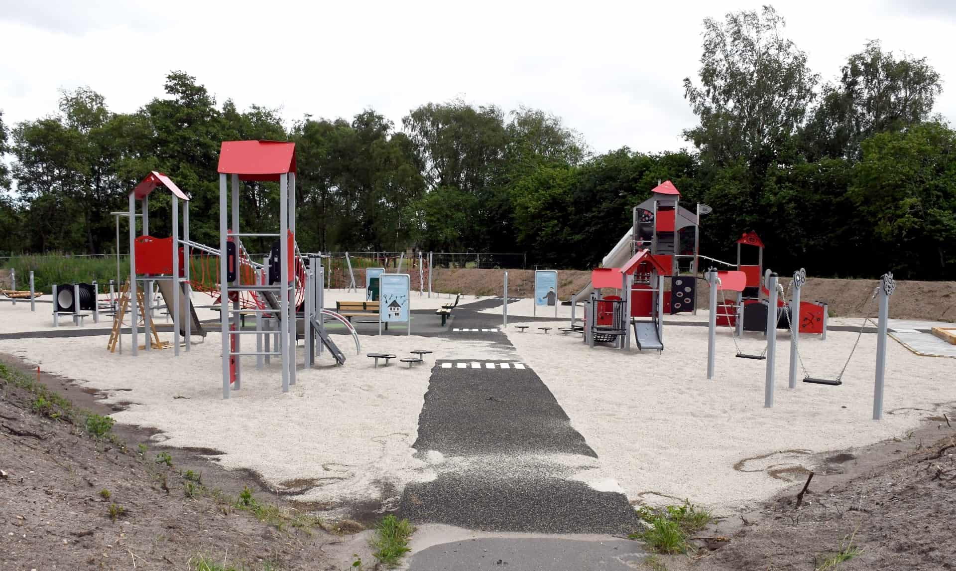 Østbyens nye legeplads er ved at være færdig: Kom og se på alle mulighederne for at lege med ...