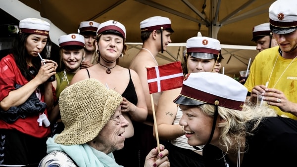Se video: Festkåde Vejle-studenter gav 80-årige Åse og resten af ...