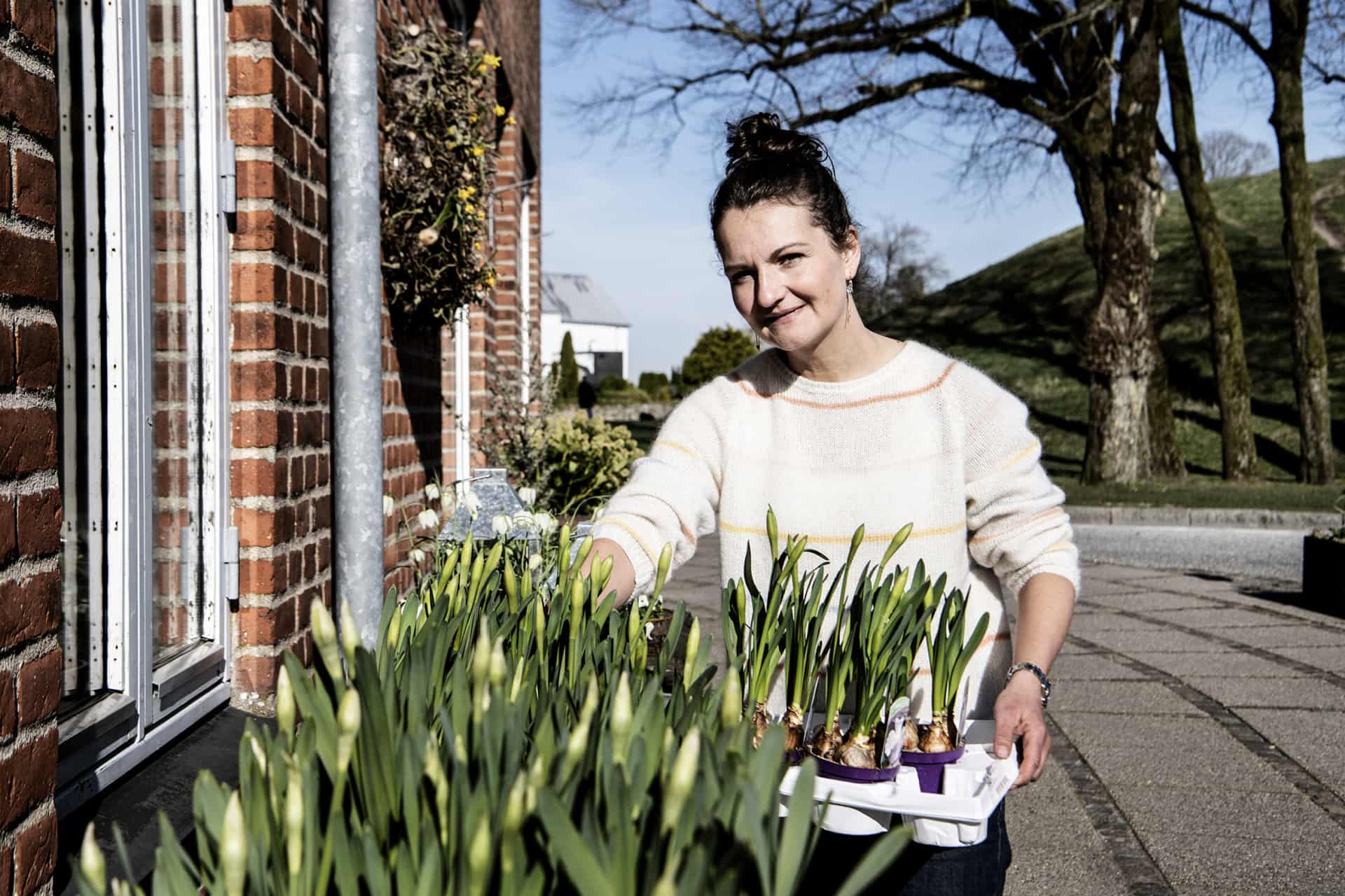 Blomster til bedstemor og veninden: Rebekka har travlt med blomster ud ...