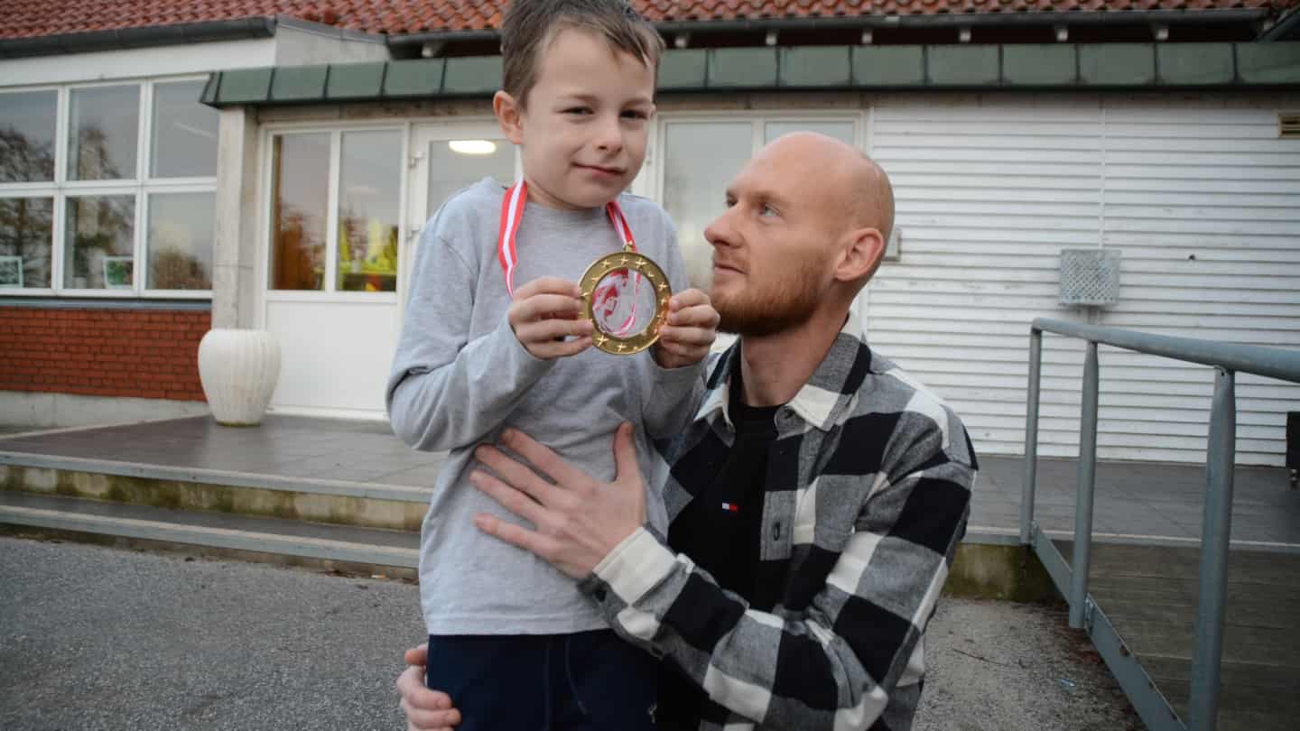 Syv år og hverdagshelt: Riley reddede sin fars liv, da han faldt om med ...