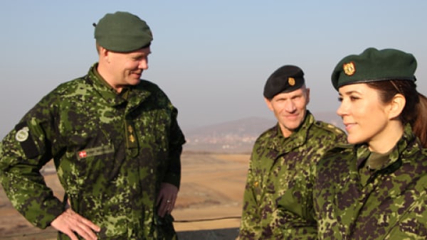 ROYALT: Kronprinsesse Mary besøgte det danske hjemmeværn i Kosovo ...
