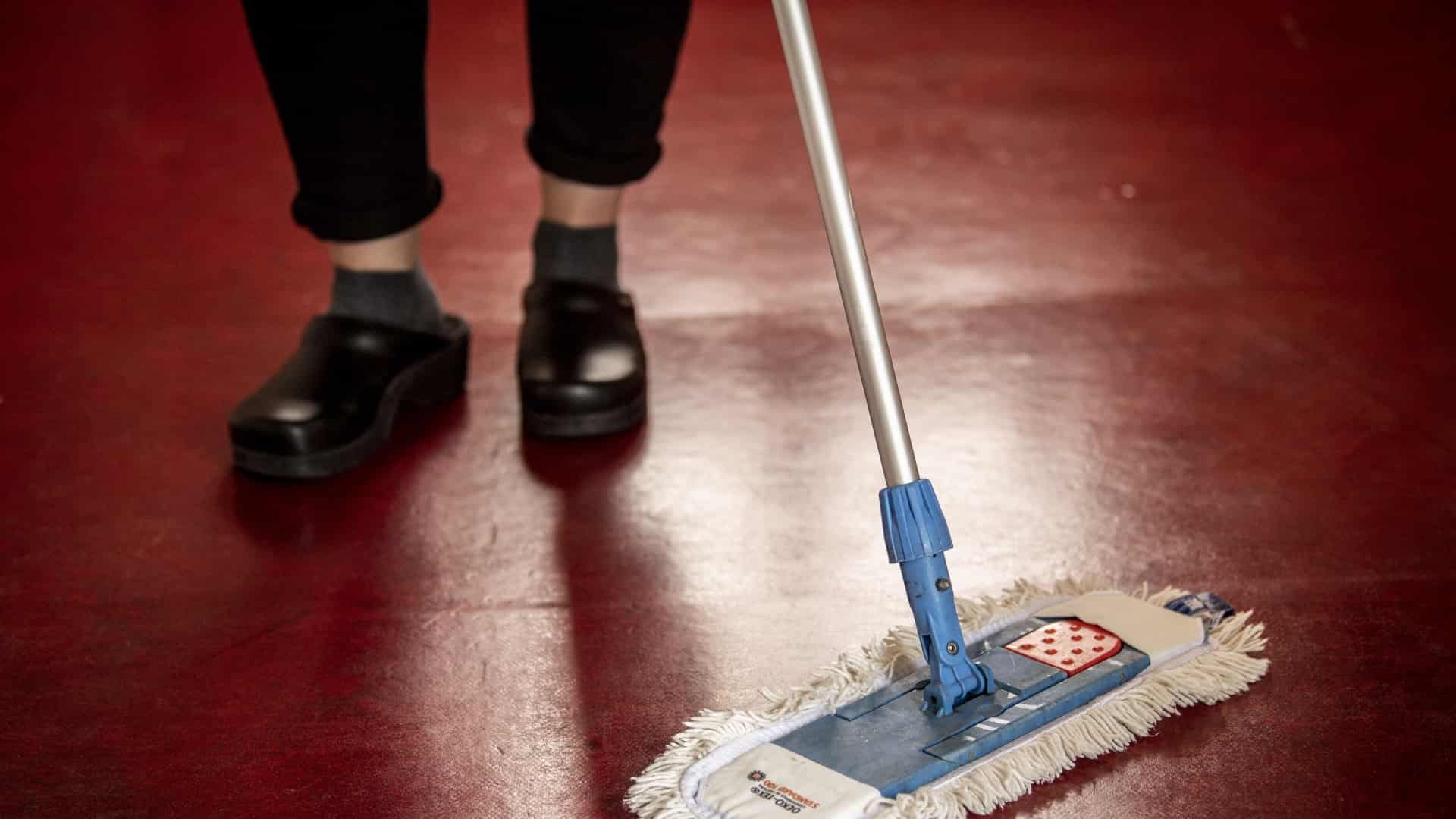 Kommunen skal købe rengøring for 190 millioner: Det bliver dyrere ...