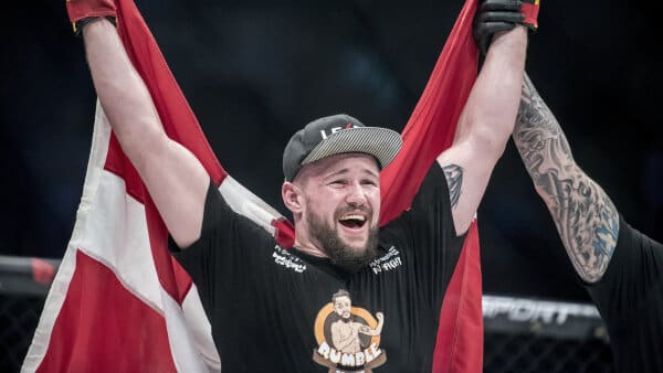 Dansk UFC-atlet slår amerikaner på point i tæt kamp | jv.dk