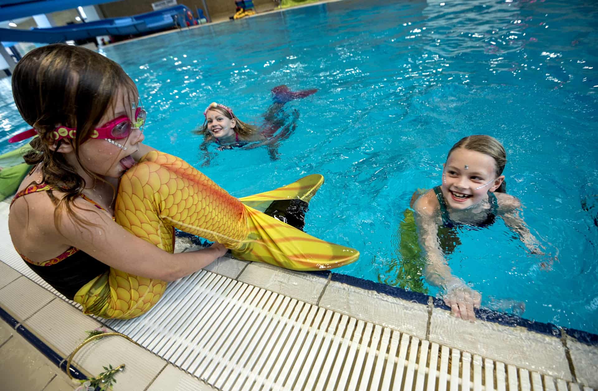 Havfruer boltrer sig i svømmehallen: - Det er smadder sjovt | ugeavisen.dk